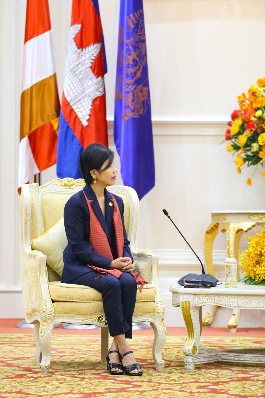 សម្តេចធិបតី ហ៊ុន ម៉ាណែត អនុញ្ញាតឱ្យឯកអគ្គរដ្ឋទូតកាណាដា ...