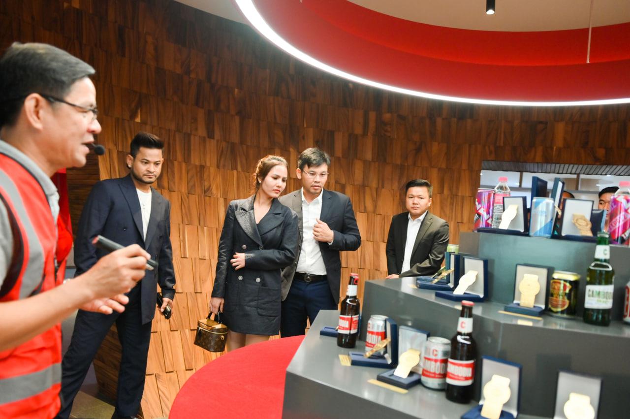 តារាចម្រៀងល្បីៗប្រចាំផលិតកម្ម Galaxy Navatra ...